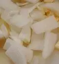 Нарежете чесън, лук и чушки