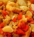 Ajouter aux moules d'oignons, à l'ail, crevettes, poivron et poisson