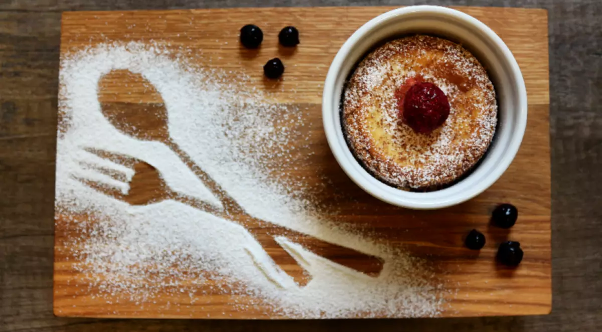 Curd Kuchen mat Forest Beeren am Ramekin