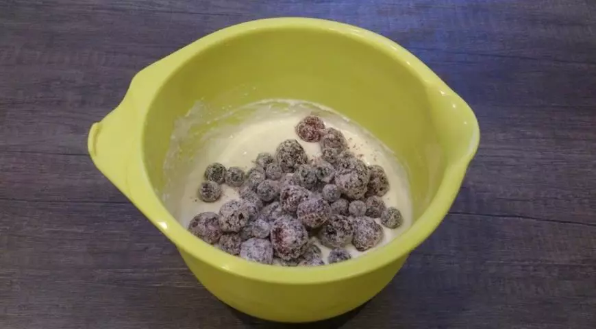 Pagdugang mga frozen nga berry sa cottage cheese, hinayhinay nga pagsagol