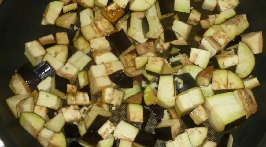 Kutt og stek eggplanter for risotto