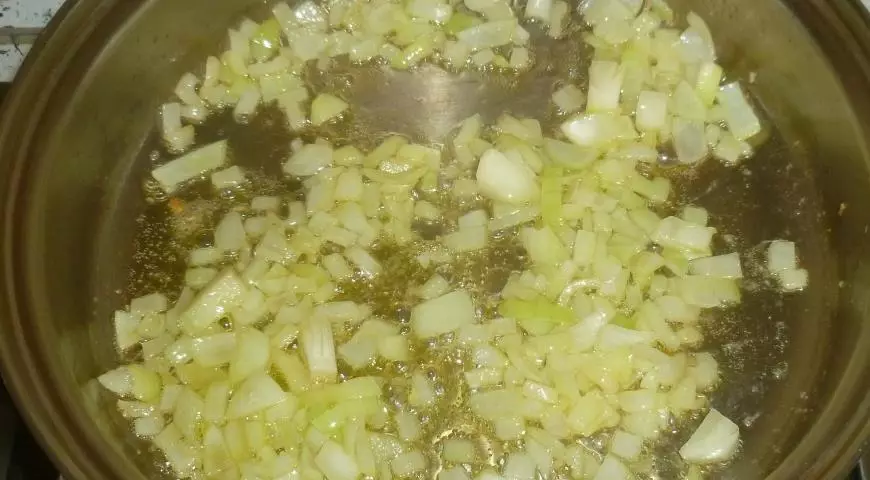 Potong lan goreng bawang kanggo nyiapake risotto