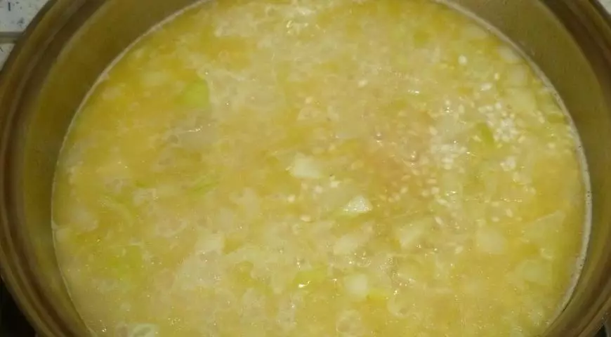 Risotto broth with rice