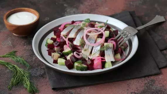 Salată suedeză cu hering, rețetă pas cu pas cu fotografii