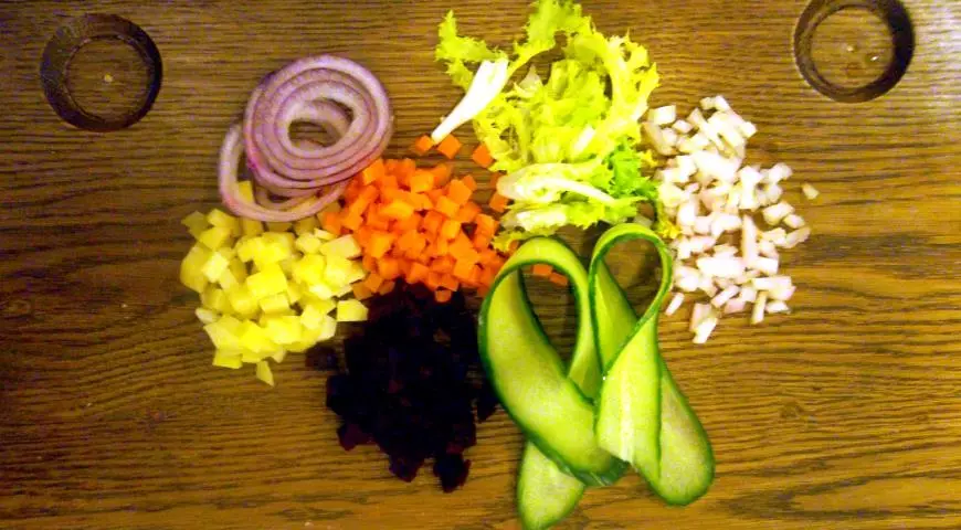 Tăiați legumele fierte