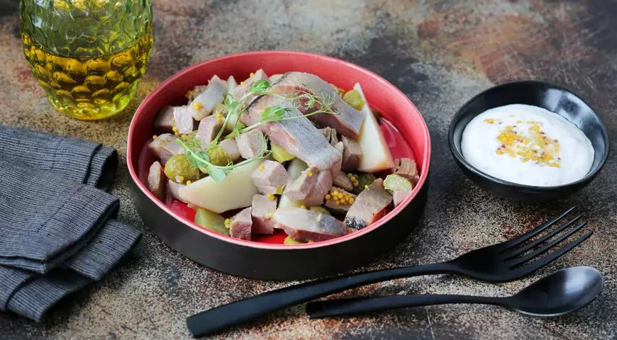 Mbatatisi salad ine herring uye veal, nhanho-ne-nhanho recope nemifananidzo