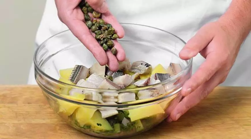Stock Photo Cooking Recipe: Ny salady ovy miaraka amin'ny herring sy ny veal, dingana 6