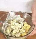 Фото приготовления рецепта: Картофельный салат с сельдью, шаг №4
