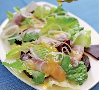 Salade uit die Noorse haring en biet