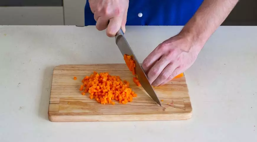 Olio di selenio, cubetti di carota tagliati