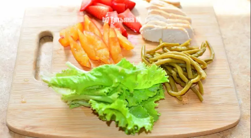 Рецептны әзерләү фотосы: Тавык күкрәге белән җәйге салат, 2 нче адым