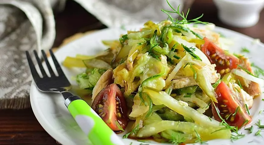 Salad na-ekpo ọkụ na anụ na ghere eghe zuckild