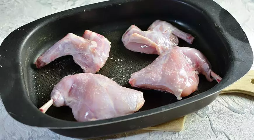 Stock Foto Coking Recipe: Rabbit-skonken mei grienten yn 'e oven, stap nûmer 1