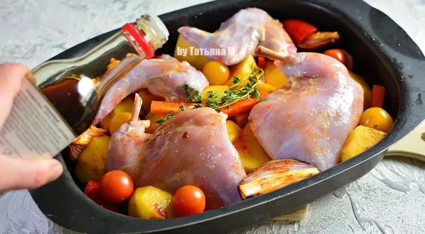 Stock Foto Cooking Oppskrift: Kaninben med grønnsaker i ovnen, trinn nummer 2