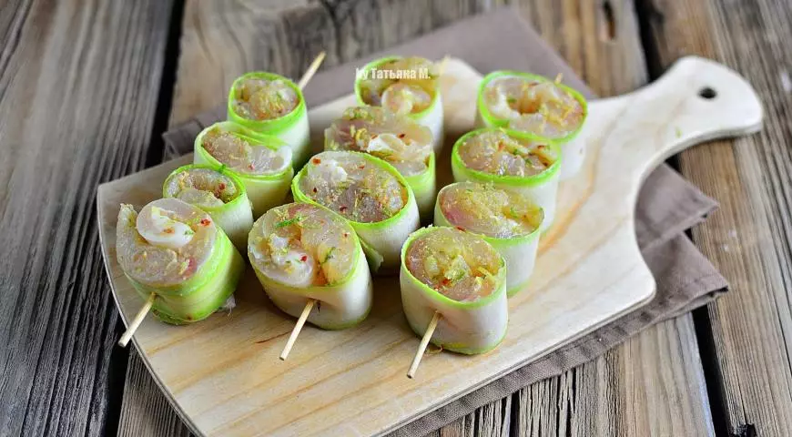 Stock Foto Koken Recept: Tilapia op vleespennen met zucchild, stap nummer 2