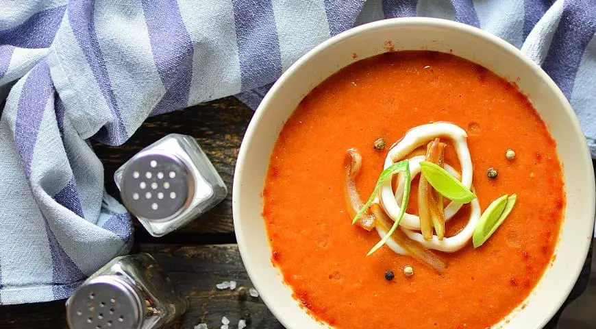 سوپ سبزیجات پخته شده با ماهی مرکب
