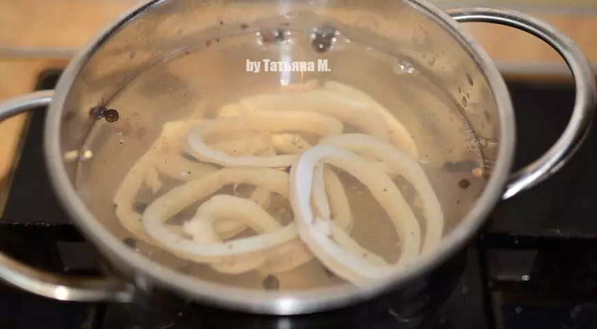 Stock Photo Cooking Recipe: lasopy puree puree miaraka amin'ny squid, dingana 1