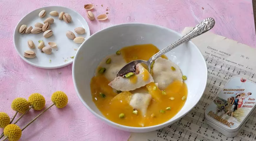 Orange suppe med mandel ravioli