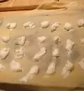Stavite tijesto na lim za pečenje, ukrašavamo meko sir