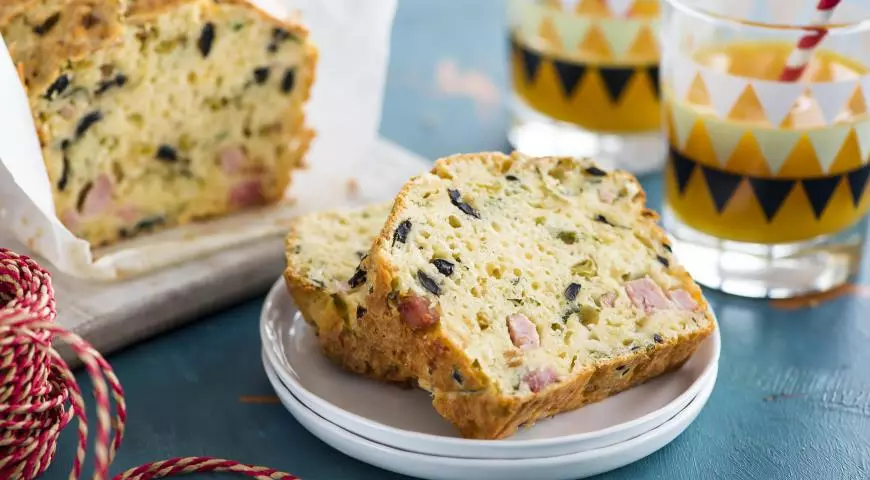 Cupcake with olives, cheese and ham