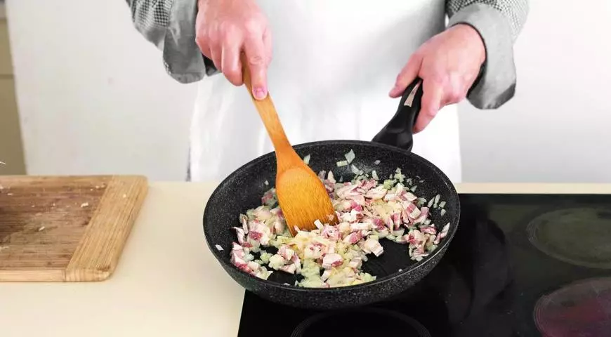 स्टॉक फोटो पाक कला पकाने की विधि: जैतून, पनीर और हैम के साथ कपकेक, चरण संख्या 2