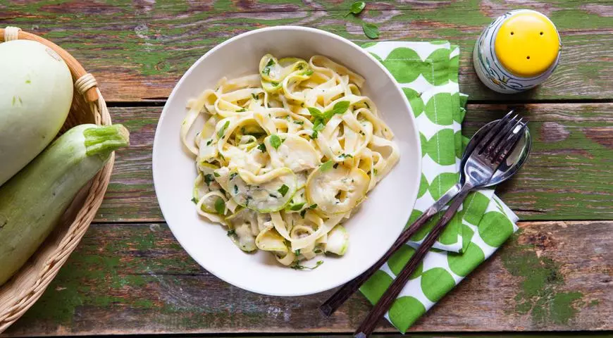 Tagliathellu com jovens zabatras e pesto de hortelã