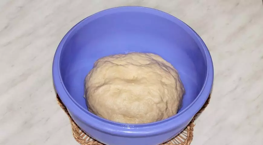 Pomiješajte tijesto za kolač s kupusom i šunkom