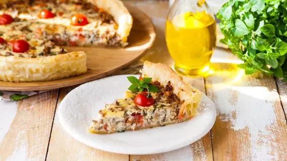 Torta italiana con carne macinata e pomodori, ricetta passo-passo con le foto
