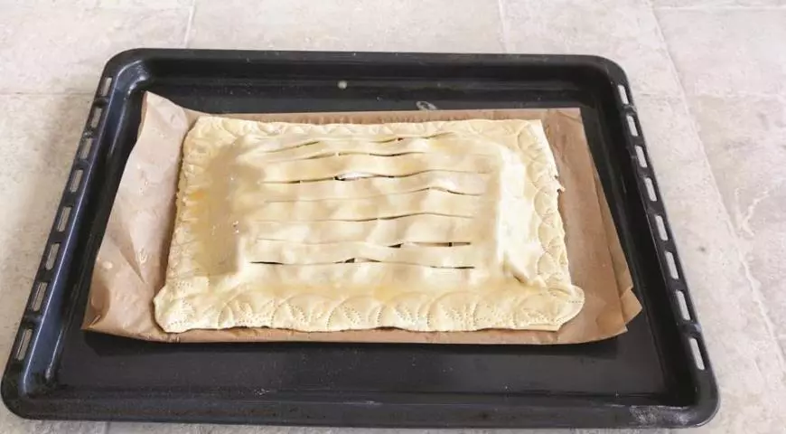 Foto de stock Receta de cocina: pastel de pollo, pieve y queso brie, paso número 8