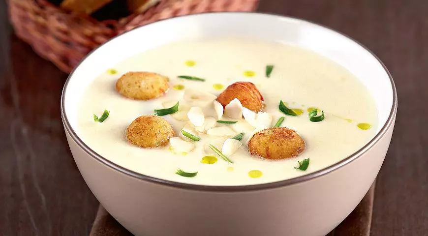 Sopa de coliflor con bolas de queso.