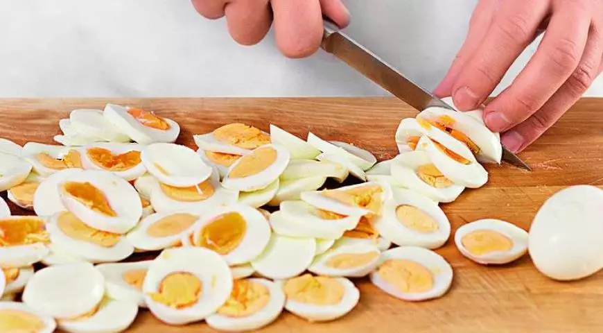 دستور العمل پخت و پز Foto: کیک از تخم مرغ با کمان و کبد COD، مرحله 1