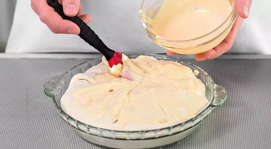Stock foto virimo receptas: pyragas iš kiaušinių su lanku ir menkių kepenimis, 3 žingsnio numeris