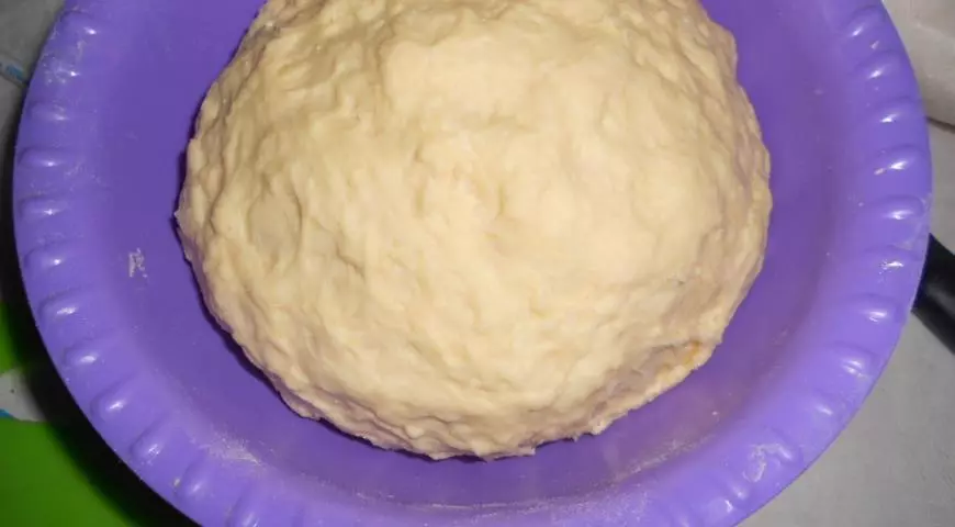 dough ສໍາລັບ knead ຄູ່ຜົວເມຍແລະອອກຈາກບ່ອນທີ່ອົບອຸ່ນ