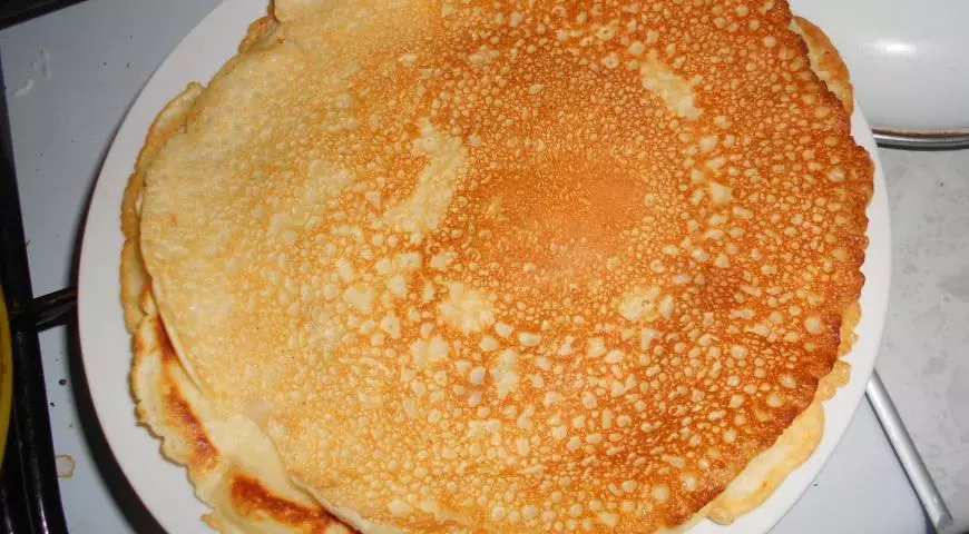 Urang campur adonan pikeun pancakes sareng Pancis Paju