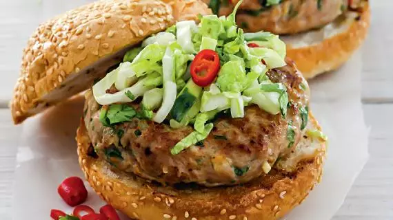 Asian style burgers, step-by-step recipe na may mga larawan