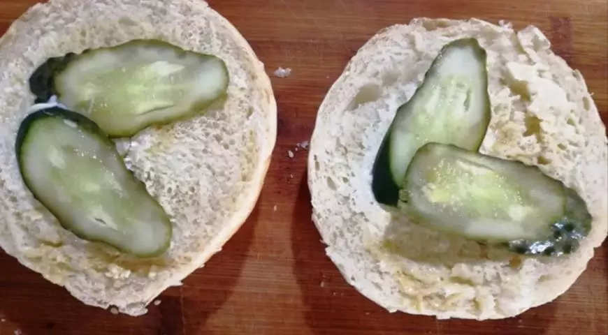 Lag op een broodje gesneden low-power-komkommer