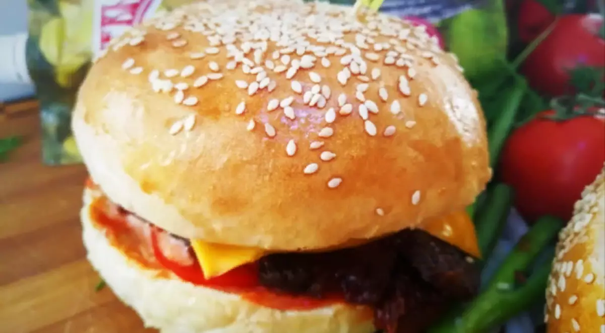 Metode untuk memasak burger dengan daging sapi mengkilap