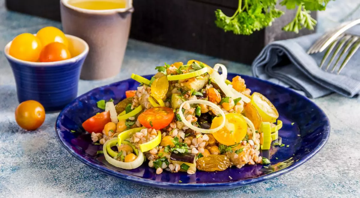 Salad hangat dengan soba dan kepala