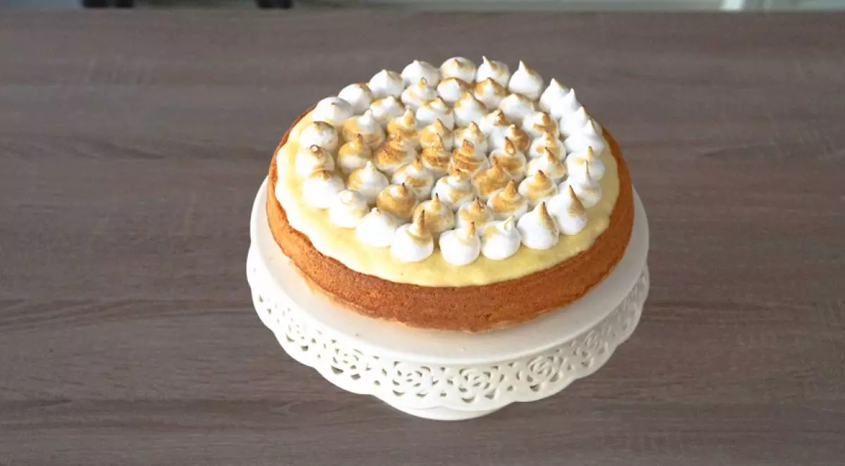 Lemon cake na may Italian meringue, palamutihan ang ibabaw ng cake