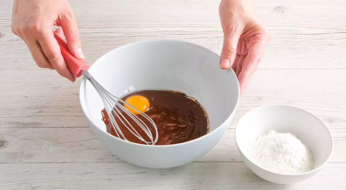 巧克力樱桃馅饼，加入巧克力块中的蛋黄