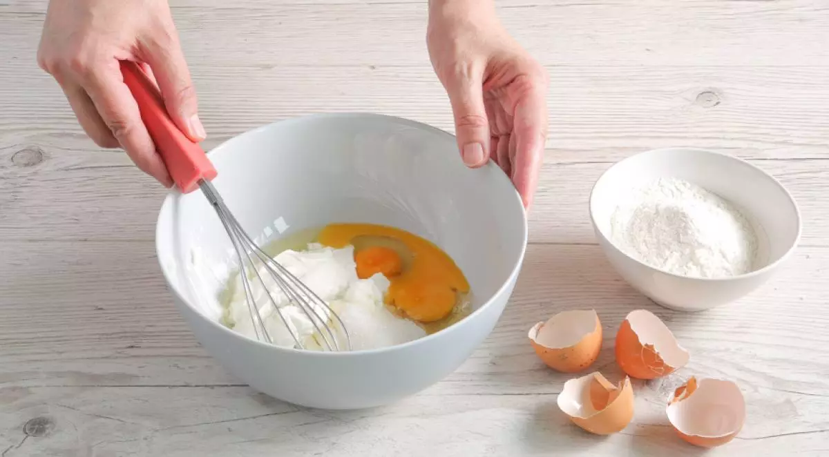 Торта трешње, кључајте јаја са павлаком