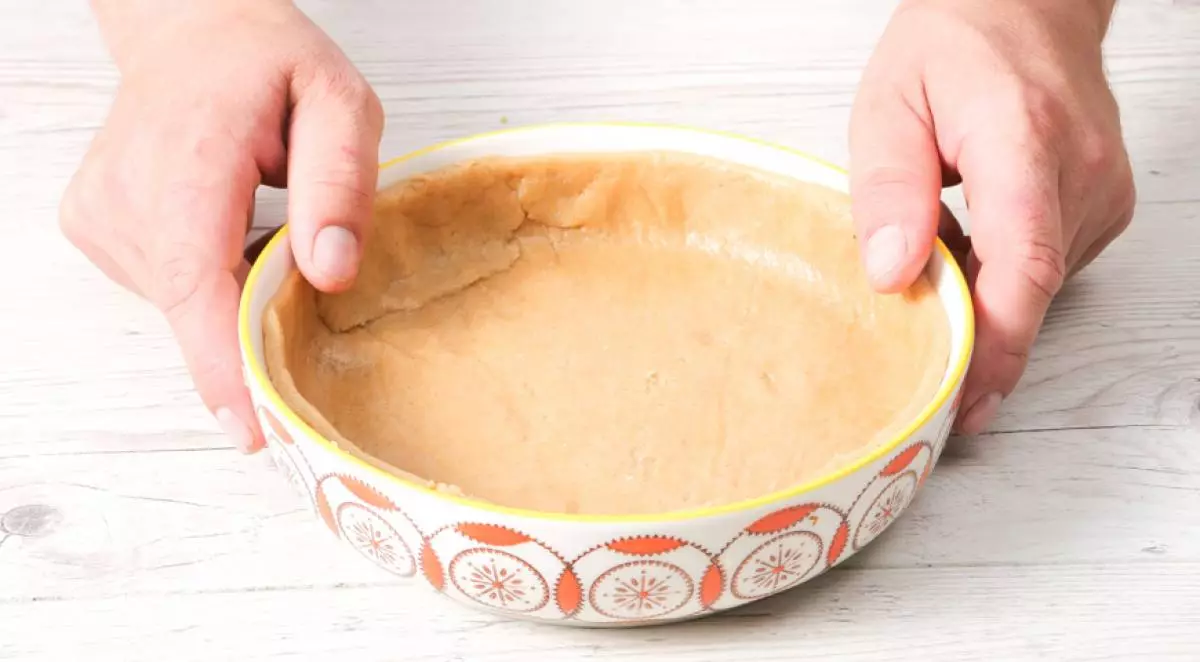 Torta con albicocche in scatola, distenda la pasta nella forma