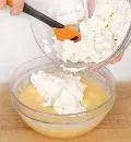 Фото приготування страви: Пиріг з малиною і сиром, крок №3