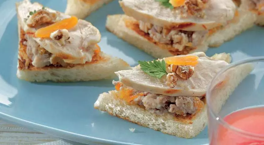 Bánh mì nướng với ức gà và đậu pate