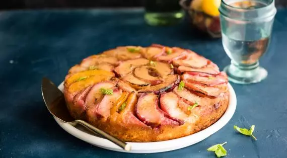 Isang simpleng peach cake sa Ginger Biskwit, step-by-step recipe na may mga larawan