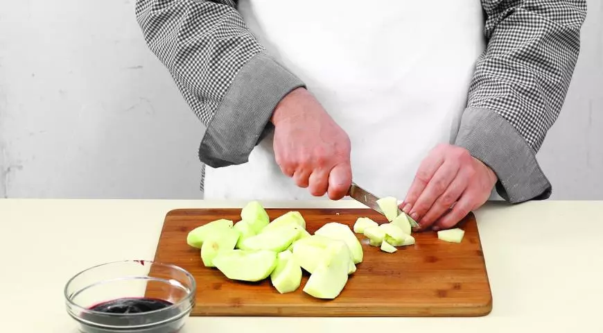 Фото приготовления рецепта: Пирог с яблоками и вареньем, шаг №3