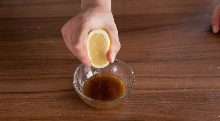 Американският ябълков пай, в дебел сок от ябълки, пречат на лимонов сок