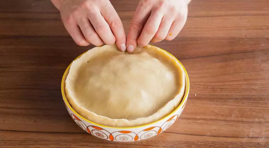 pie ຈາກຫນາກແອບເປີອາເມລິກາ, ປິດການຕື່ມຂໍ້ມູນທີ່ເຄັ່ງຄັດ, ເຊື່ອມຕໍ່ແຄມຂອງຊັ້ນລຸ່ມແລະດ້ານເທິງຂອງ dough