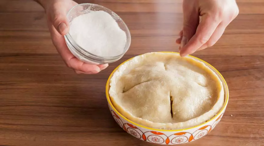 Американски ябълков пай, направете слот в горния слой, поръсете със захар