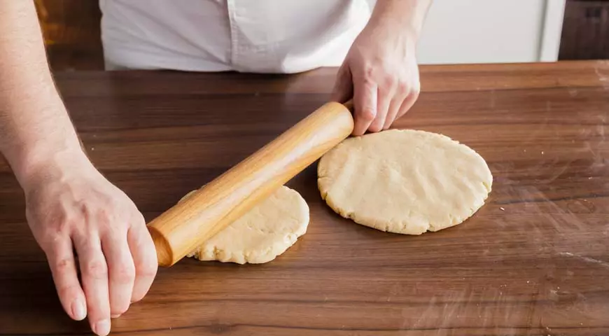 pie ຈາກຫນາກແອບເປີອາເມລິກາ, ແບ່ງ dough ອອກເປັນສອງພາກສ່ວນ, ປະກອບເປັນແຜ່ນ